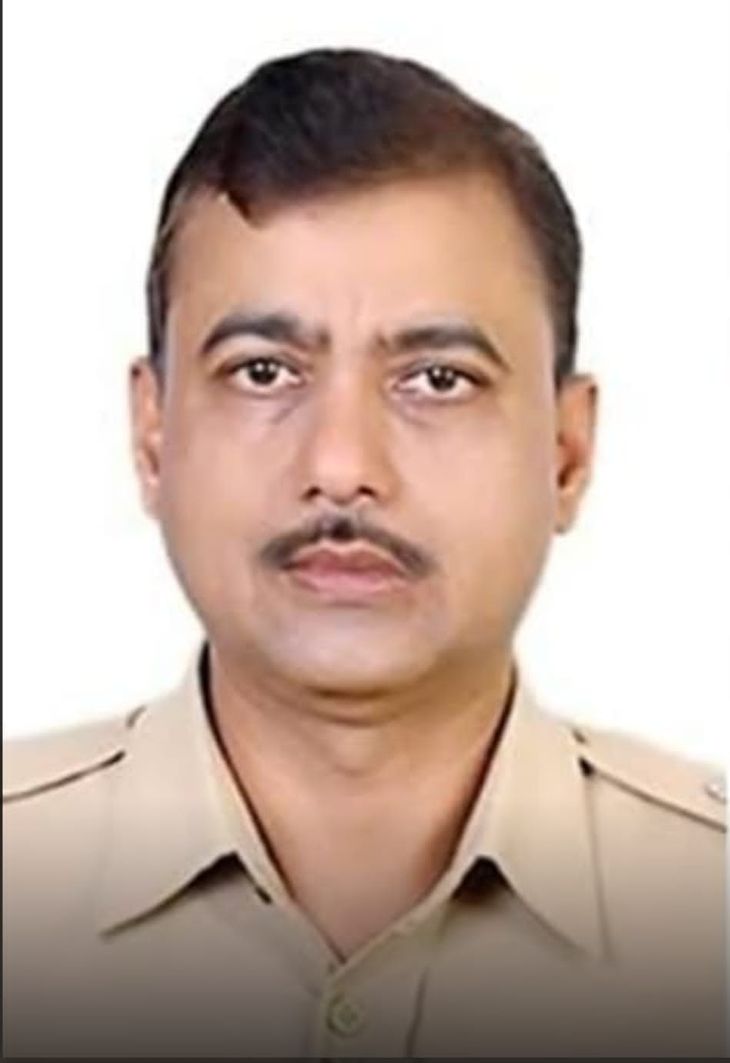 IPS batch on the shoulders of Dr. Sanjay Agarwal | डॉ. संजय अग्रवाल के ...