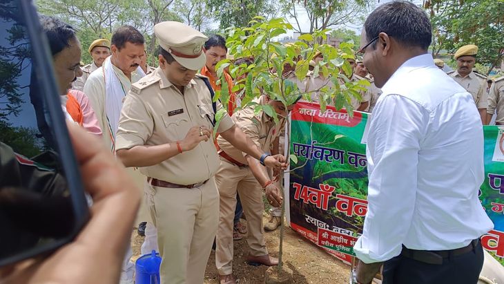 At present the balance of the environment is disturbed, children should ...