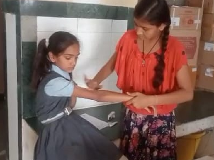 There was chaos in the school, police Japta reached the spot | सरकारी ...