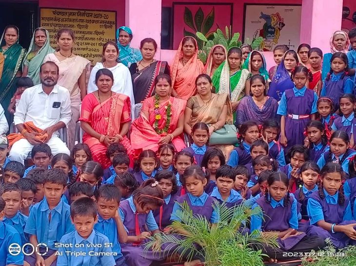 Teacher given farewell after promotion in Chipli | छिपली में पदोन्नति ...