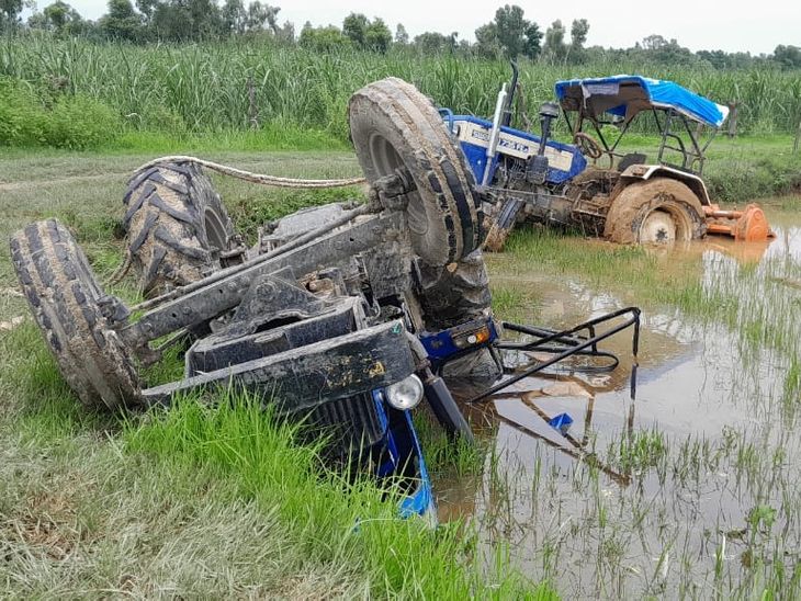 While removing the tractor stuck in the mud, another tractor overturned ...