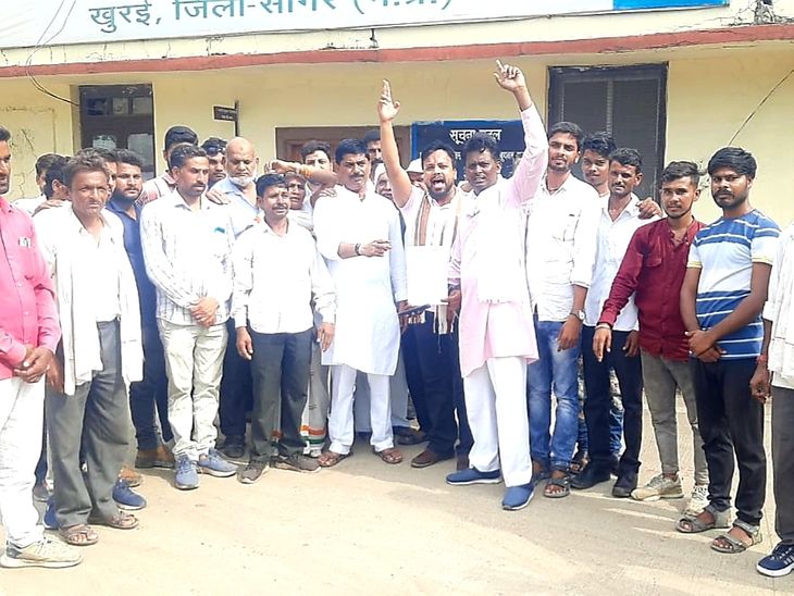 In Khurai, Congress workers opposed the separation of Peepal tree from ...