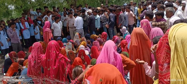 Bike rider injured due to trailer collision, angry people blocked ...