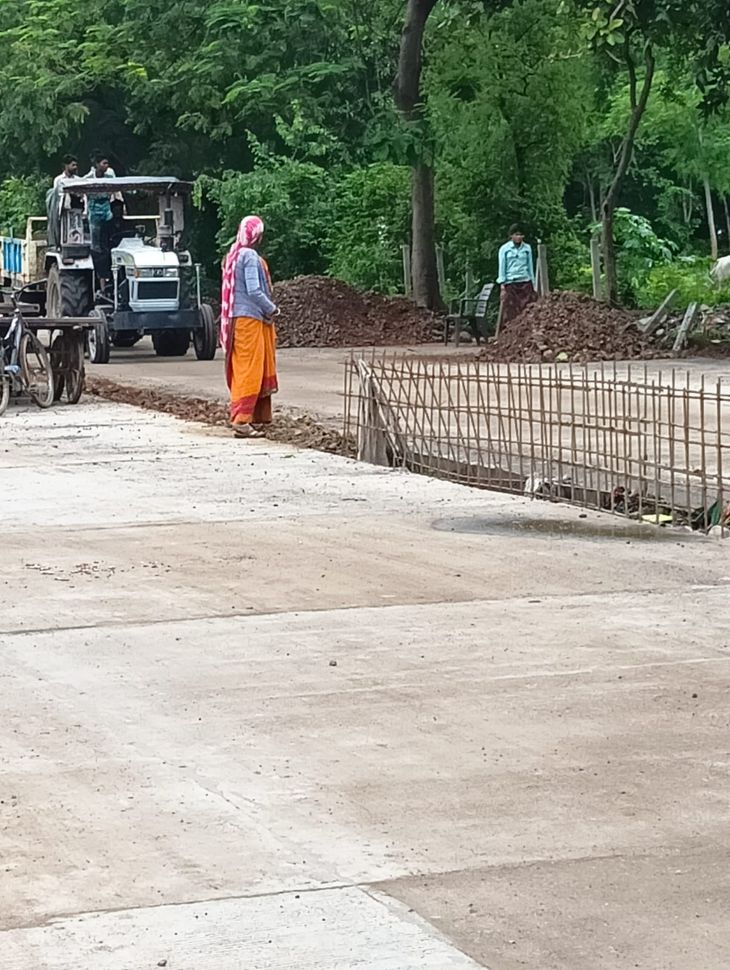 To make the central divider, only the space left is being filled with ...