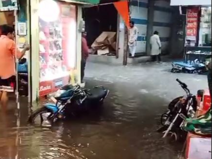 The main road of the market was filled with water; Traffic affected on ...