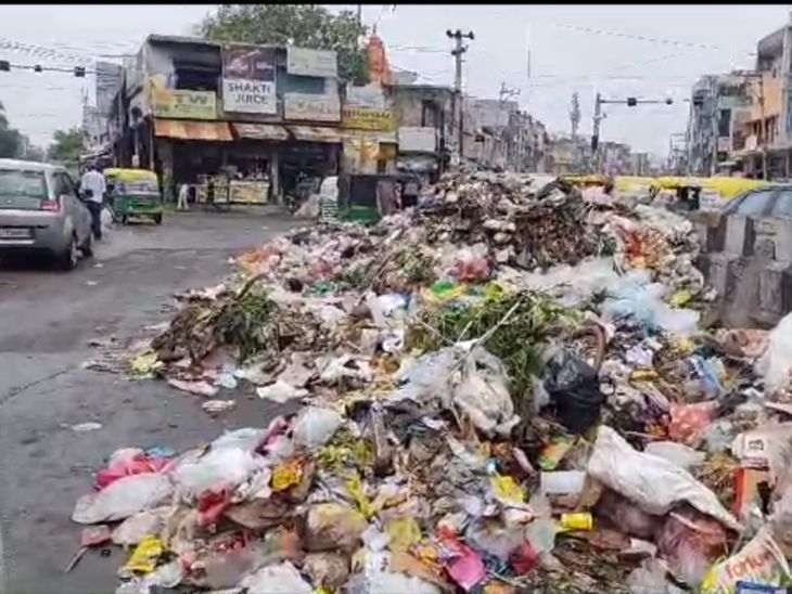 Gurugram - Garbage heaps - stink, Bhuteshwar temple kanwaria ...