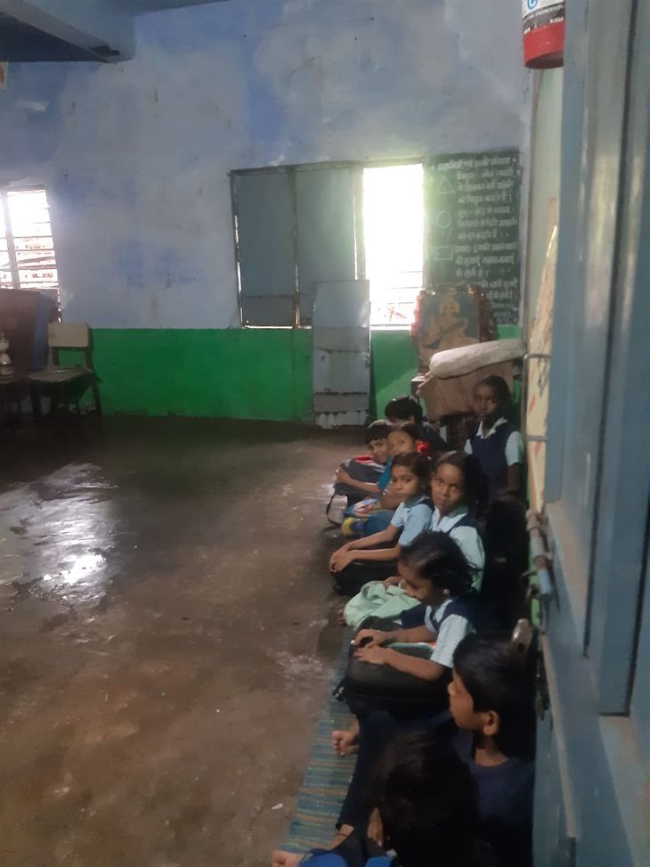 Dripping water in new poverty line school | नई गरीबी लाइन के स्कूल में ...