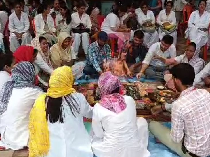 Protested by performing havan at the protest site | नर्सों की हड़ताल का ...