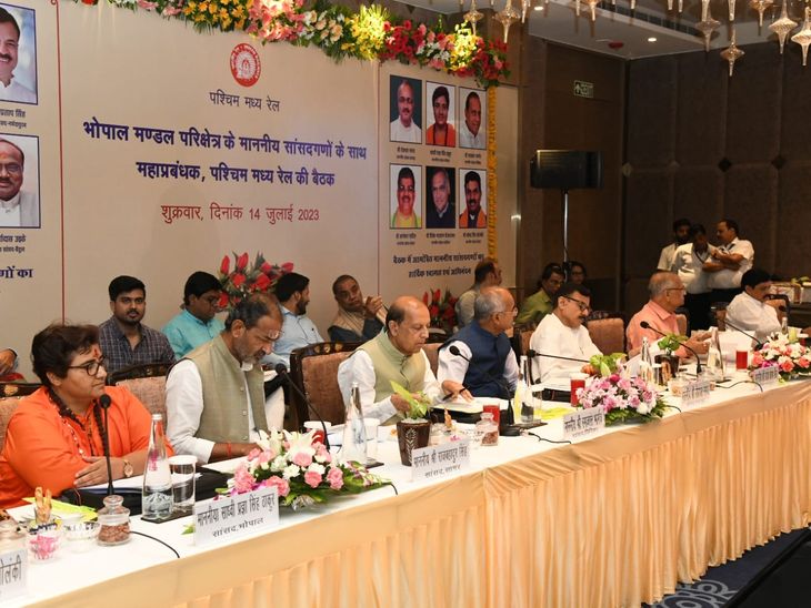 Sagar MP raised the issue in the meeting, demanded stoppage of Pushpak ...