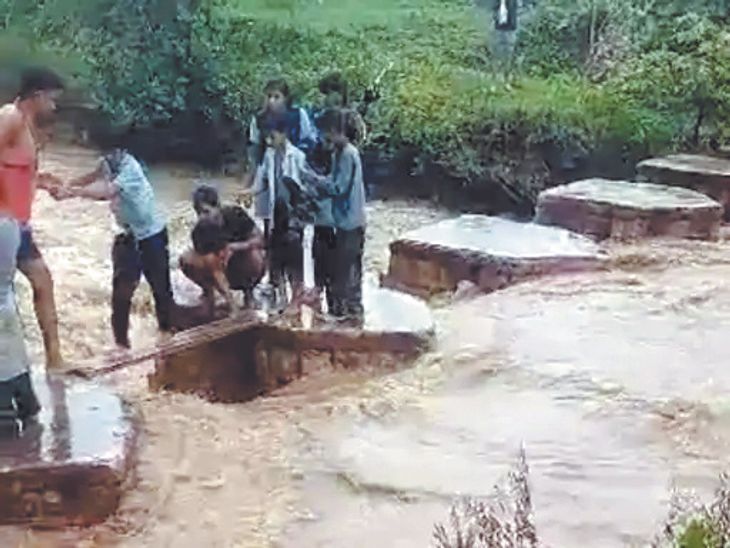 Khatron ka rasta: School children crossing the raging Dhaul river by ...