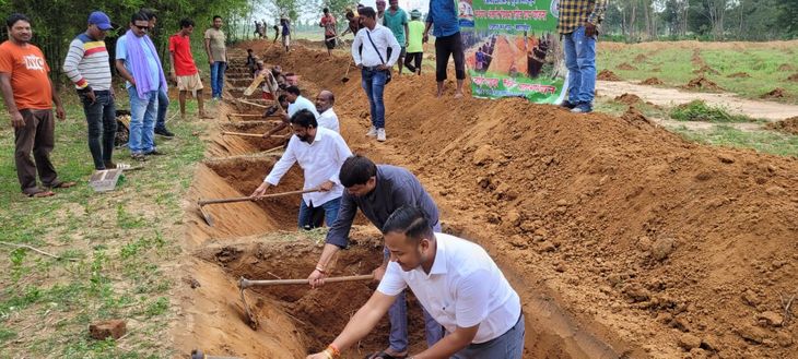 Log Jodo Gaddha Kode campaign launched | लोग जोड़ो गड्ढ़ा कोड़े अभियान ...