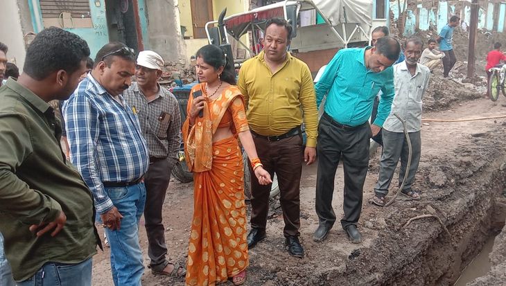 Sewerage and water work in-charge inspected KD Gate widening area ...