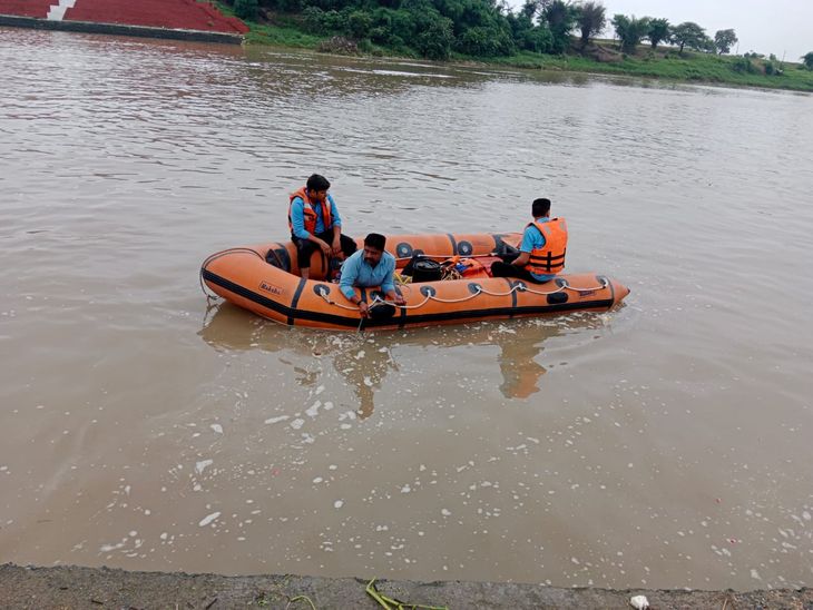 The young man who went to bathe at Triveni drowned, searching continues ...