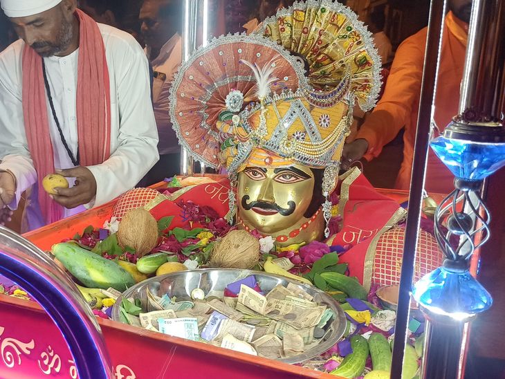 Raja Banknath made Atal Darbar enthroned in a dole and toured the city ...