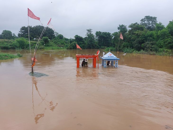 Devotees arrived to perform Jalabhishek in Bandakpur Dham | बांदकपुर ...