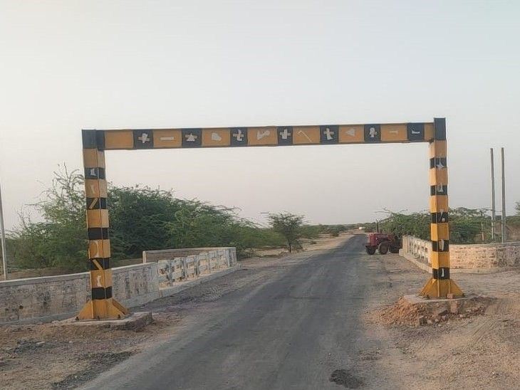 Passengers sitting on top of the bus collided with the gutter used to ...