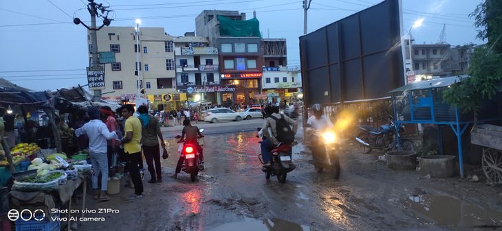 Chandwaji: Common people are facing trouble due to water filling on the ...
