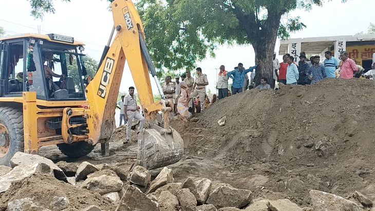 Broke the intersection built on the land of Ram Rasode at Nandli Ahada ...