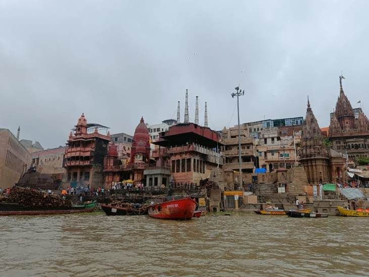 Shiva devotees reach Kardameshwar Mahadev after leaving Manikarnika ...