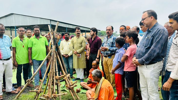 Worship of Nangar and Ganti with Gedi in Hareli | हरेली में गेड़ी के ...