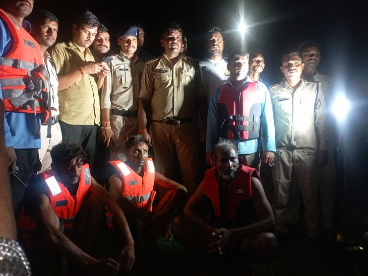 Orchha came from UP to visit Ramraja Sarkar | बेतवा नदी में नहाते समय ...