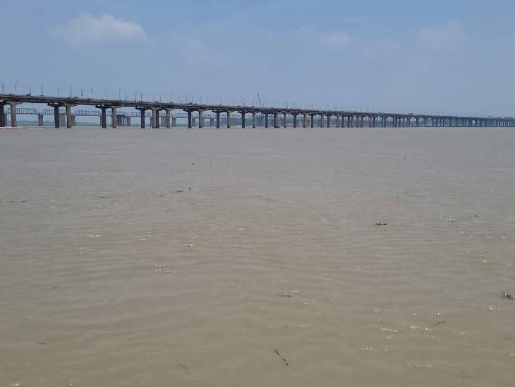 Flood in Prayagraj Updates: Rising water level in Ganga-Yamuna Sangam ...