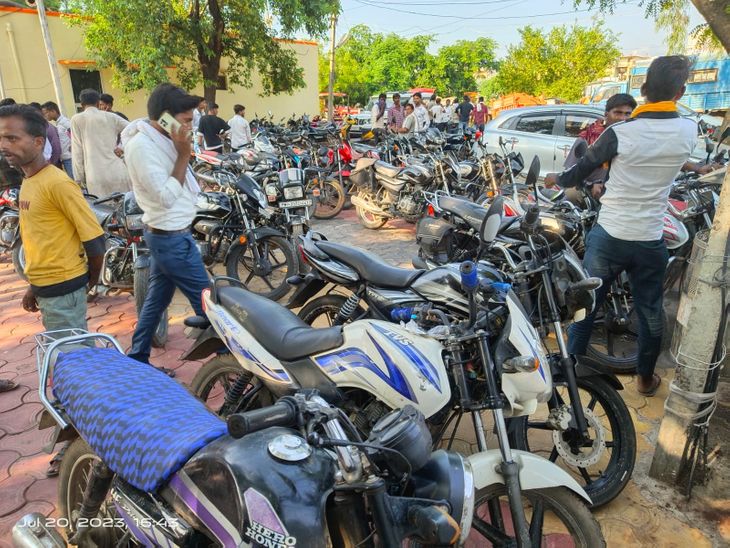 NP president's challan, seized dozens of bikes including bus | करैरा ...