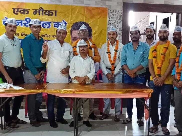 Rajesh Solanki left Congress and joined Aam Aadmi Party | आष्टा में ...