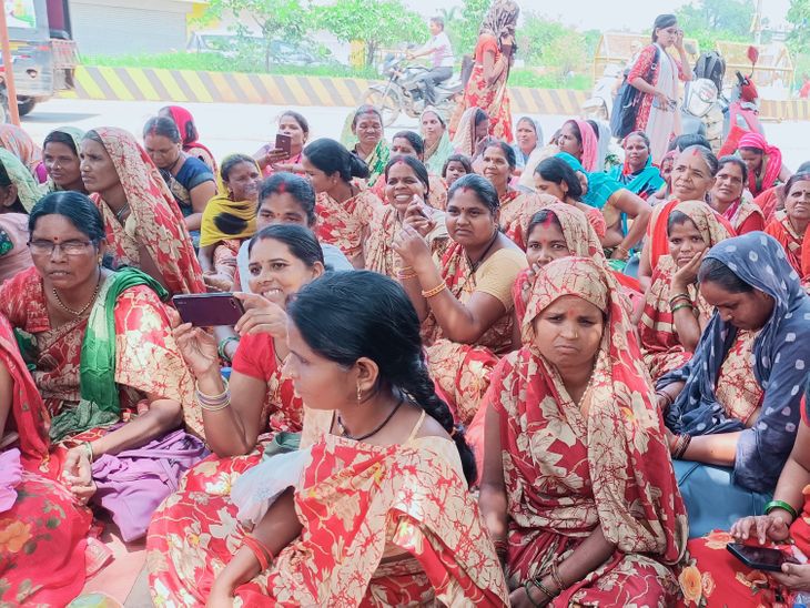 Anganwadi workers, mini Anganwadi workers and assistants staged a sit ...