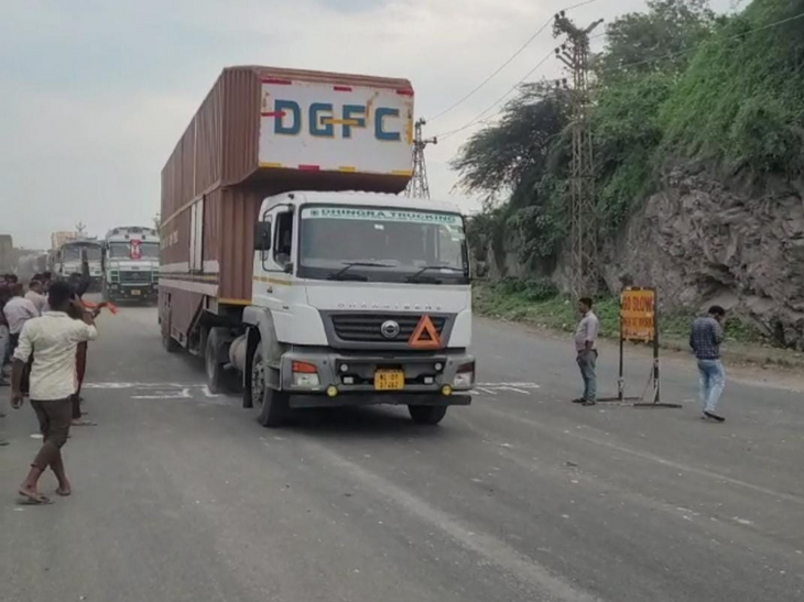 The construction of the bridge on the Udaipur-Ahmedabad highway in ...