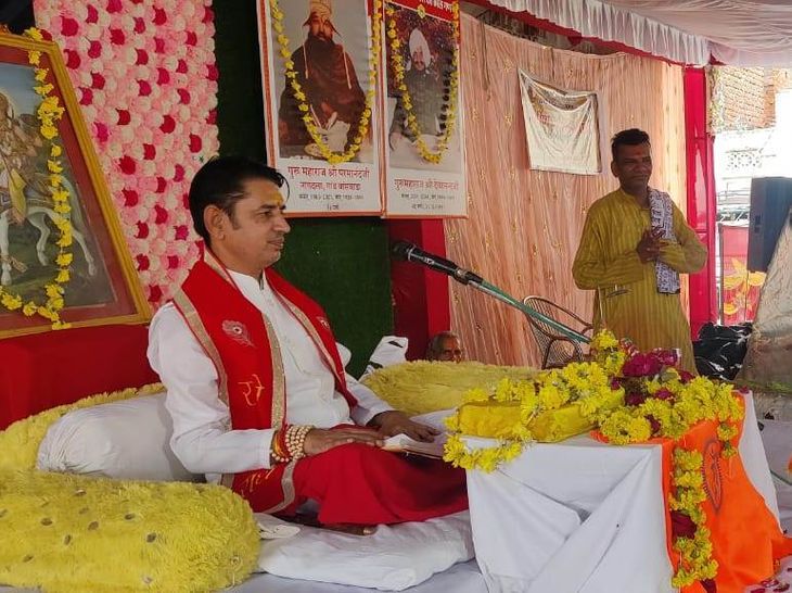 Mav devotees are reciting Chopda in Partapur | परतापुर में माव भक्त कर ...