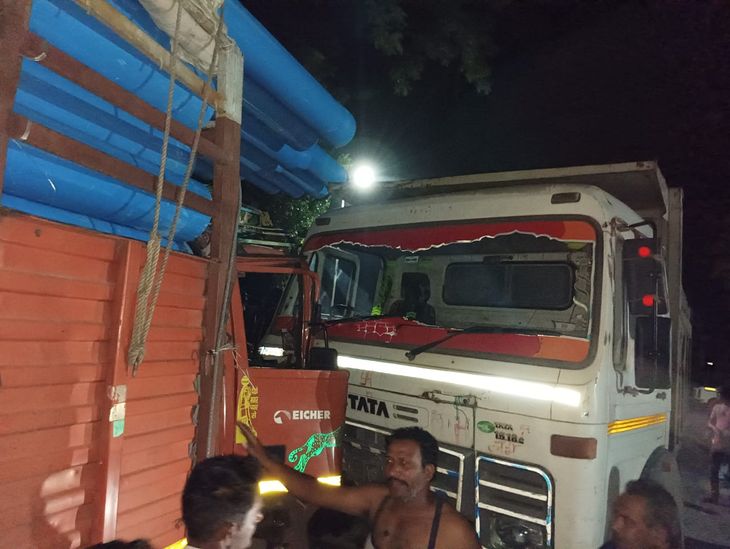 Mini truck driver trapped in dumper collision, villagers pulled out ...