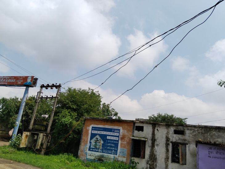 Due to rotting of the main line cable, 40 houses are in darkness. | मेन ...