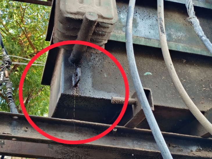 Oil dripping from electric boxes and transformers in the open | लोगों ...