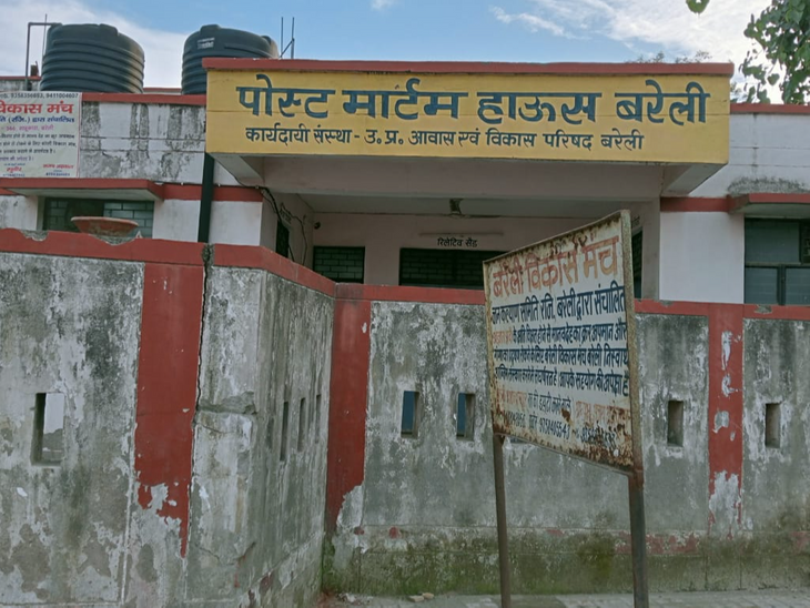 The mother was taking her son to the doctor by crossing the Dhaneta gate in Bareilly. | रेलवे ...