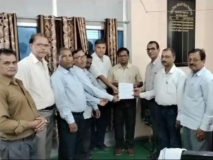 Demand to include teachers of Niwari district in promotion lists ...