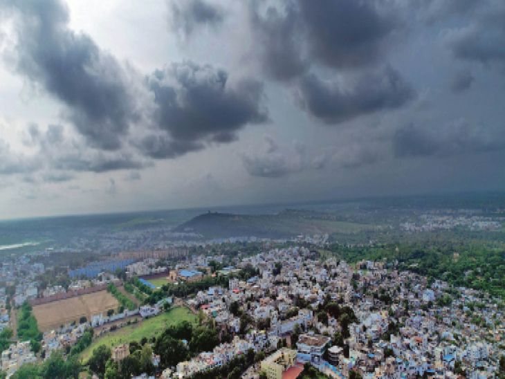 Dense clouds covered the whole day, trough line was passing through ...