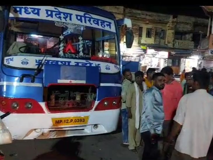 A person traveling in a bus going from Akola to Indore fell, police was ...