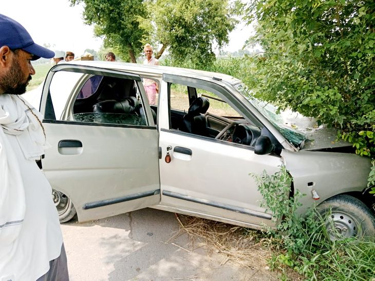 Car collided with tree, five injured including three children | कार ...
