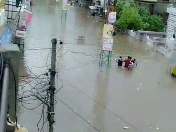 Water rose up to 4 feet on the roads, water entered Taranagar police station and houses | चूरू ...