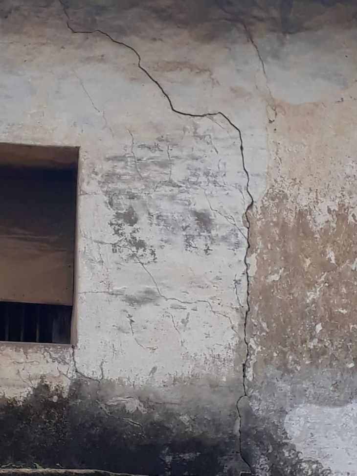 Goods train coaches derailed, cracks in walls with loud sound ...