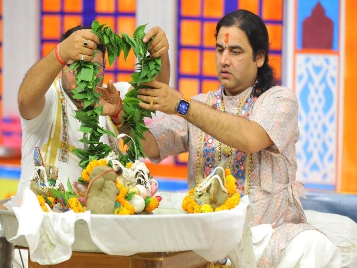 Event going on in Vrindavan's Priyakant Ju Temple, Devotee Parthiv ...