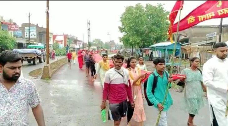 Devotees take out 101 meter long chunri for Karila Dham | भक्तों ने ...