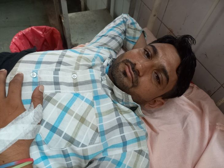 The accused came on two bikes, admitted to the hospital after being hit ...