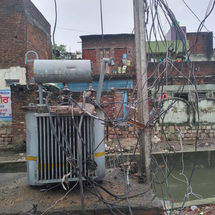 Cable damaged since 15 days, 50 families in darkness | 15 दिन से केबल ...