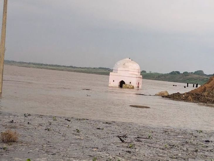 6 gates of Kota barrage opened due to rain; Shiv temple built on ...