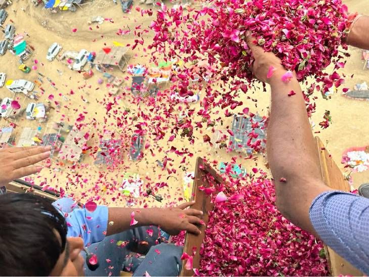 kawariyon par pushp varsha: Flowers showered on devotees at Sangam ...
