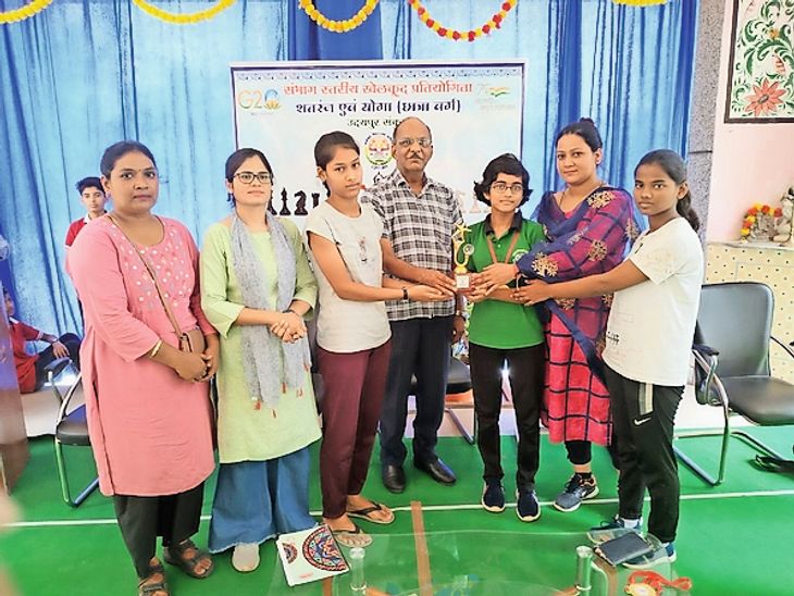 Mahima won the gold medal at the state level in yoga | महिमा ने योग में ...