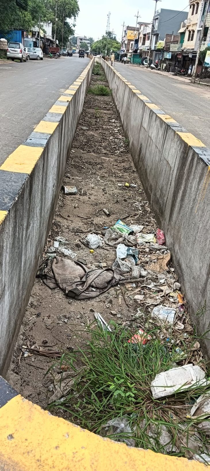 Even after two years, the soil was not filled in the divider built from ...