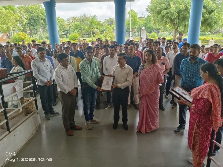 Neemuch- Collector honored seven employees with the Best Employee of ...